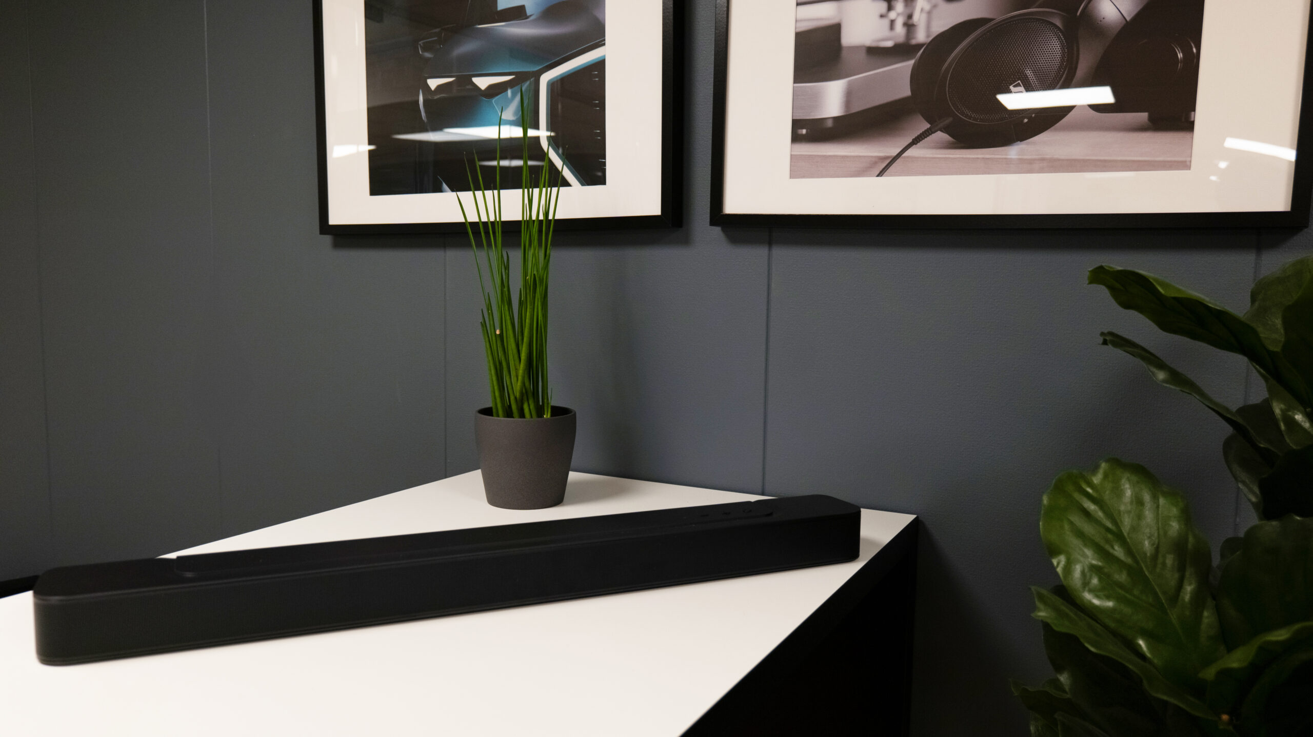 TESTISSÄ: JBL Bar 300 – Niukkaa iloa